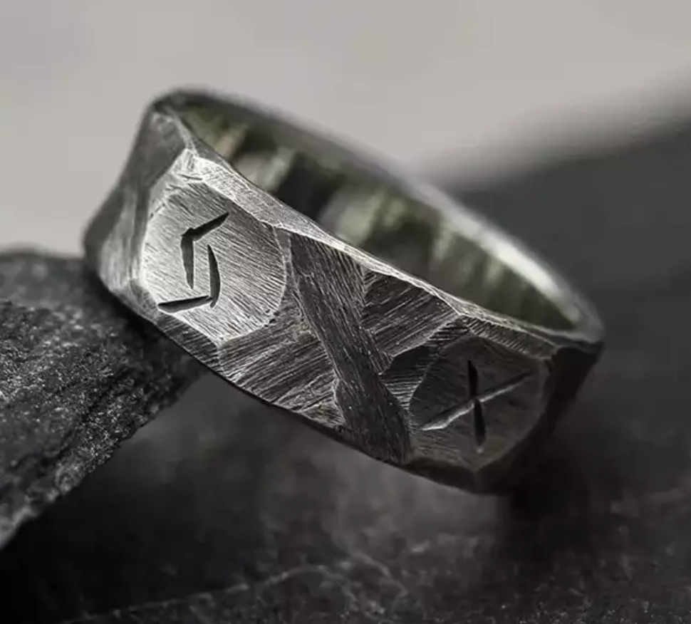 Grå ring med runer - Noe for meg